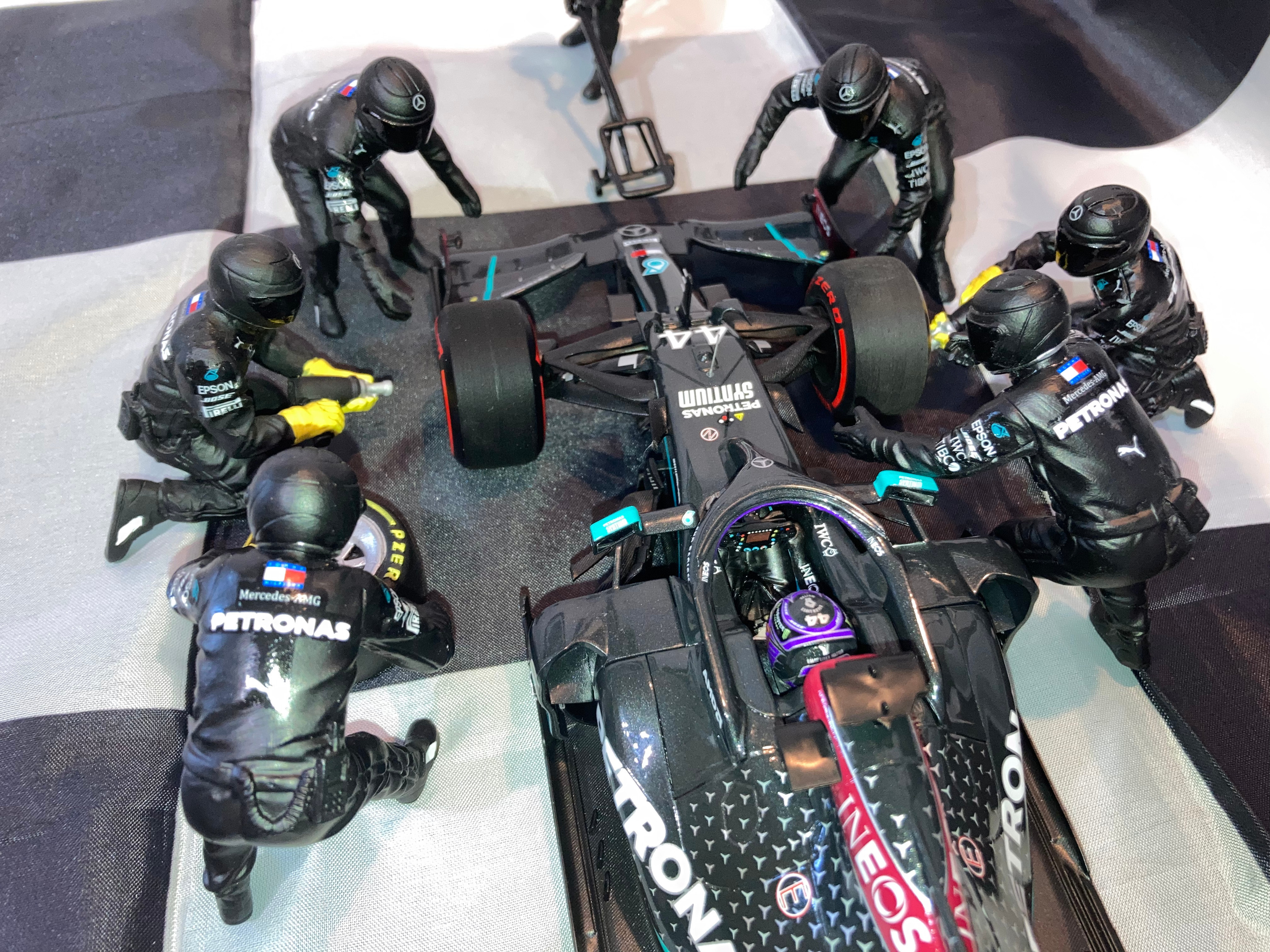 Mercedes 1:18 F1 7 Figure Pit Crew set #1